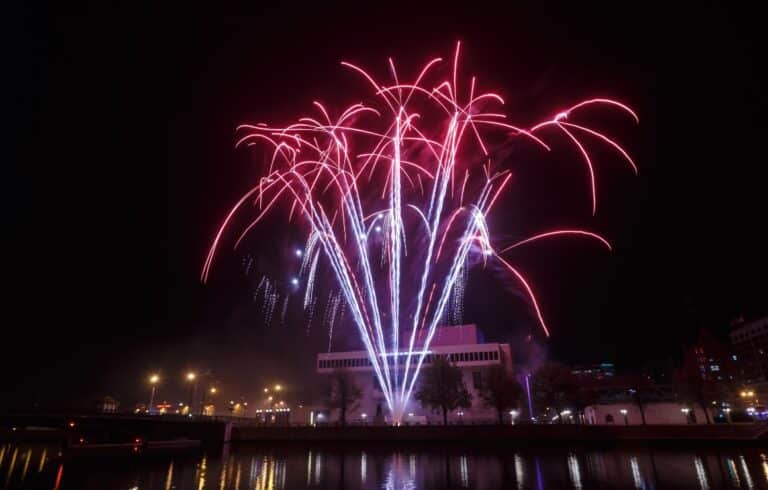 Your Guide to Milwaukee Downtown's Holiday Lights Festival (2022 ...