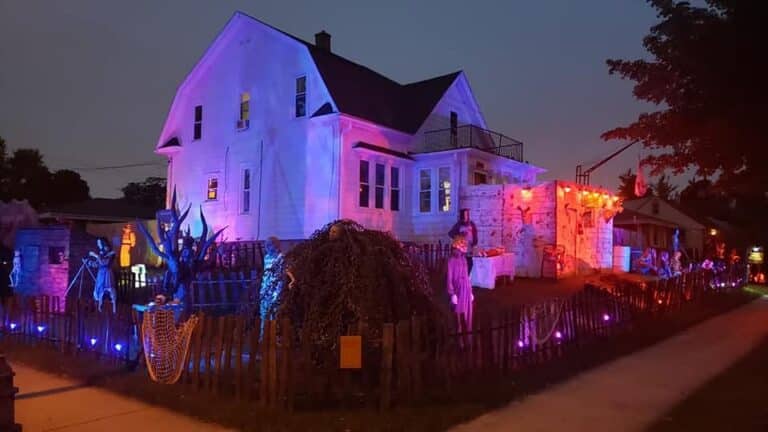 10 Scariest Haunted Houses in Milwaukee (2025 Update) - Milwaukee With Kids