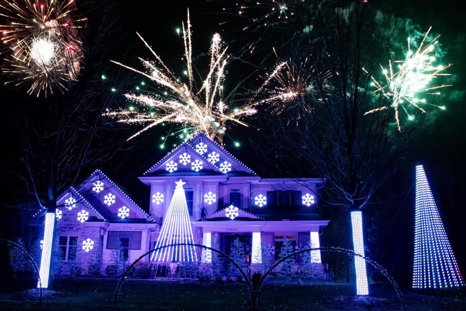 Milwaukee Holiday Lights to See in 2025: Free Displays & More ...